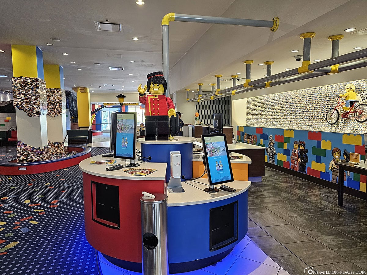 Lobby & Rezeption - Foto: Legoland-Hotel-Florida-Lobby